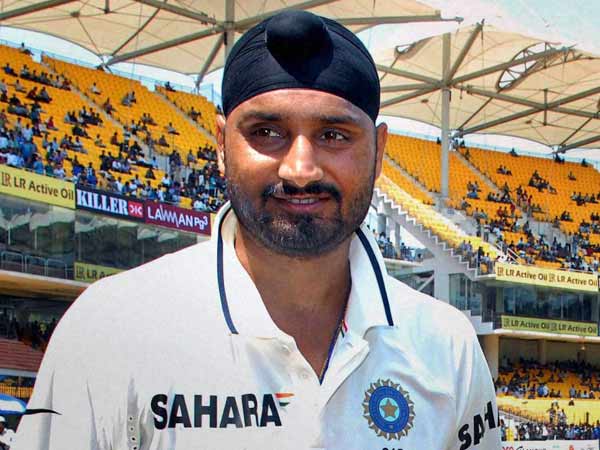 நம்ம பஜ்ஜி தமிழ்ல போட்ட டிவிட்டெல்லாம் இவருடையதுதானாம்! இவருதான் ...